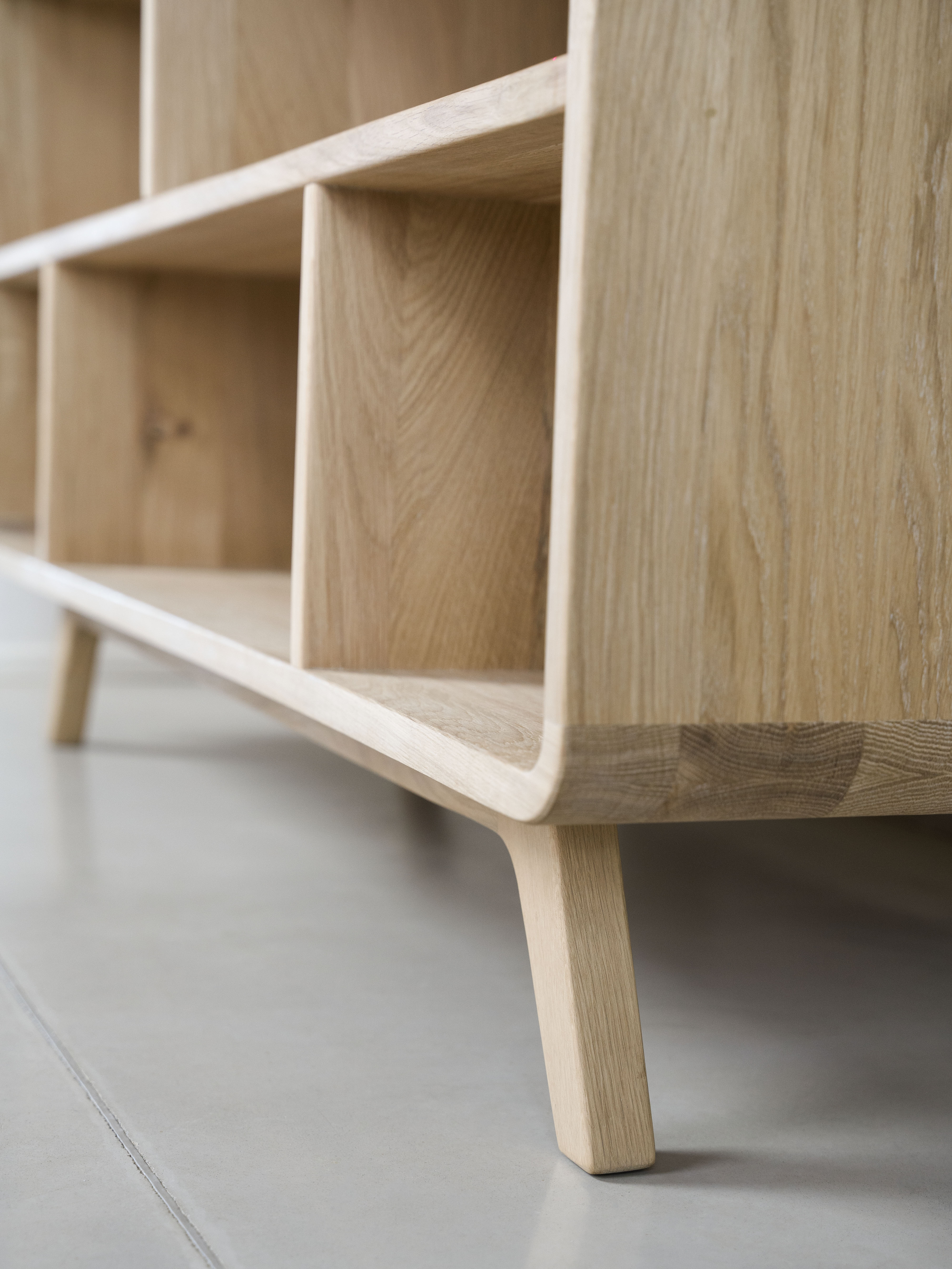Low bookshelf of solid oak wood whitewashed modern 130x45x89 cm Modena